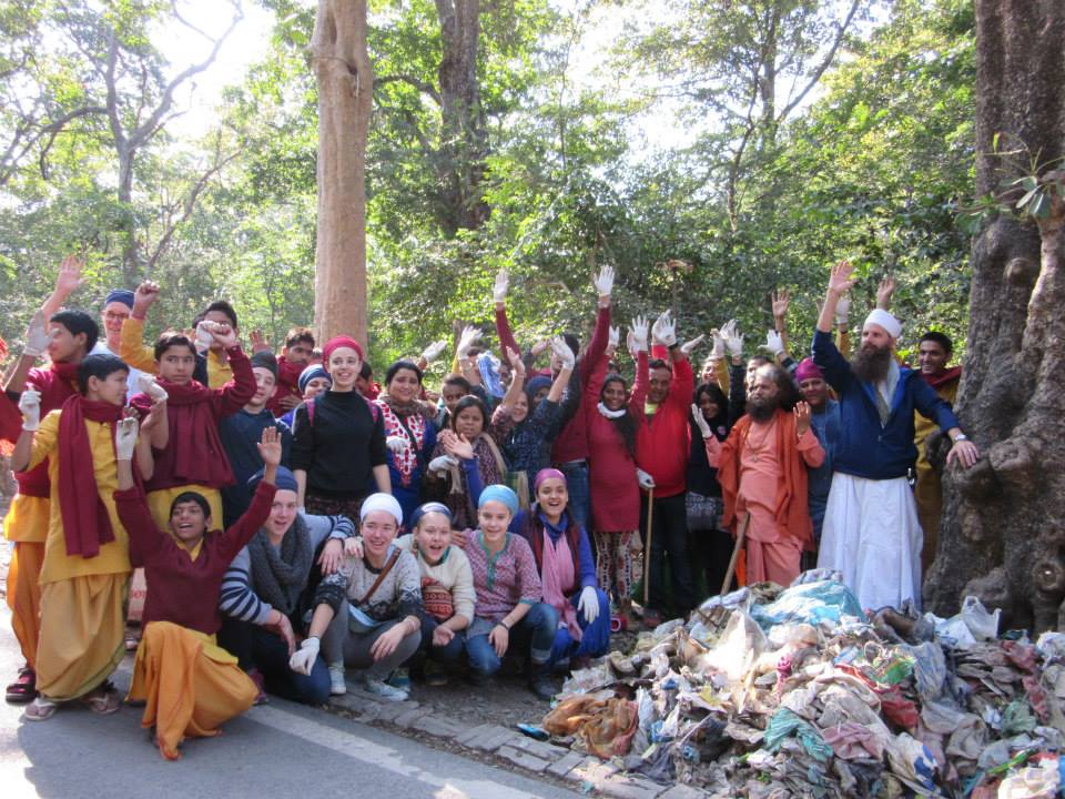 Students from 25 Nations come together for Clean Up | Ganga Action ...